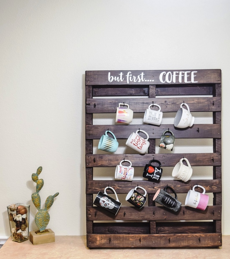 20 DIY Pallet Coffee Cup Holder Ideas - Susie Harris
