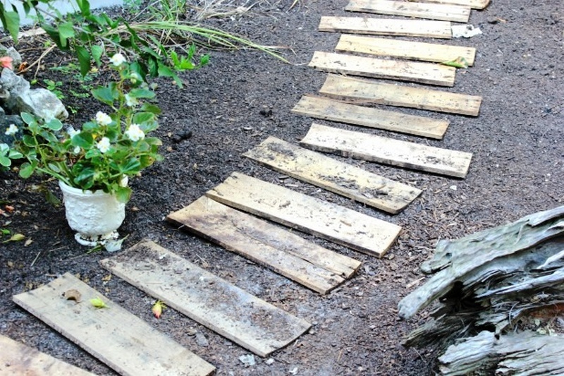 14 Easy To Make DIY Pallet Walkway Ideas - Susie Harris